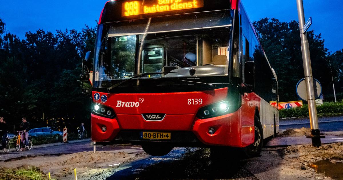 Stadsbus rijdt zich vast op rotonde in aanbouw in Tilburg, chauffeur ...
