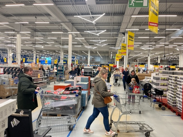 Totale uitverkoop bij Makro in Eke lokt heel wat volk: “Dit weekend nog ... Totale uitverkoop bij Makro in Eke lokt heel wat volk: “Dit weekend nog ...