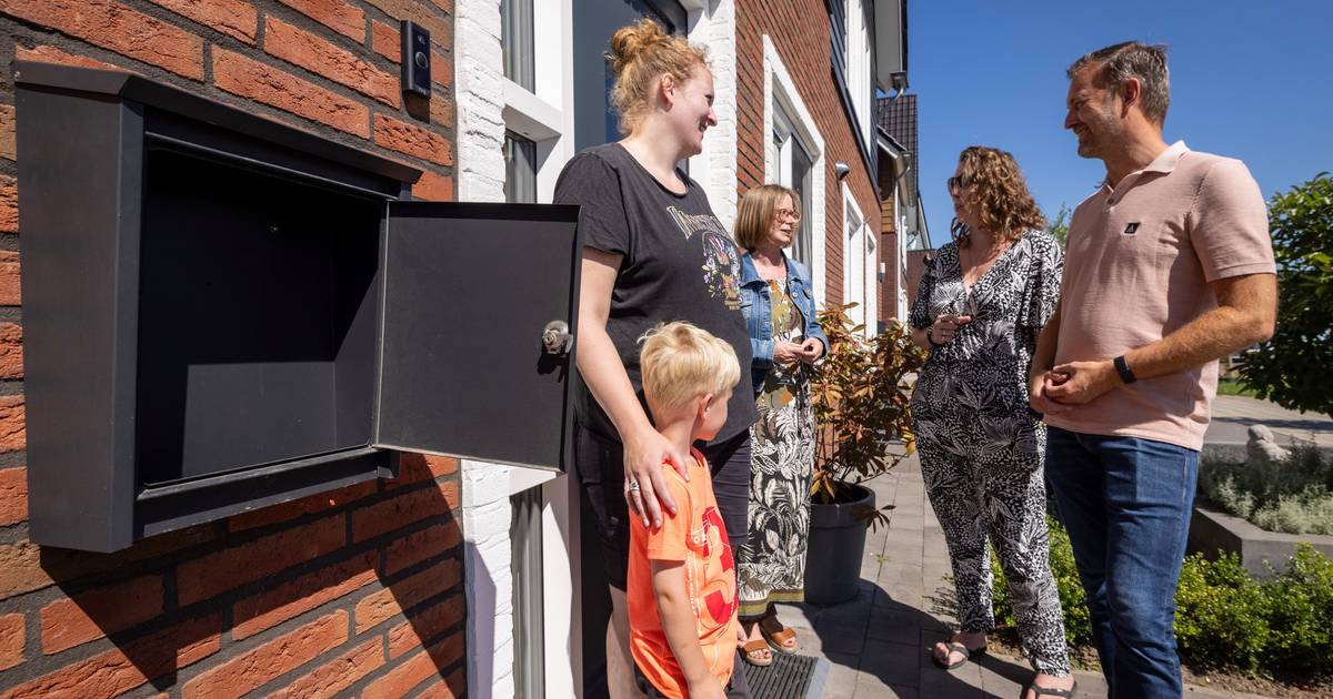 Postbode dumpt post van wéken bij oud papier. Rekeningen, rouwkaarten ...
