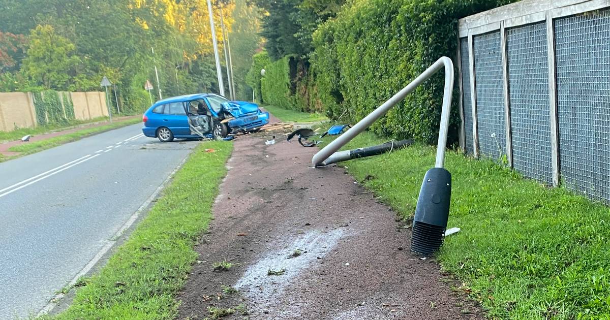 Camera legt harde crash in Enschede vast: auto vliegt uit de bocht en ...