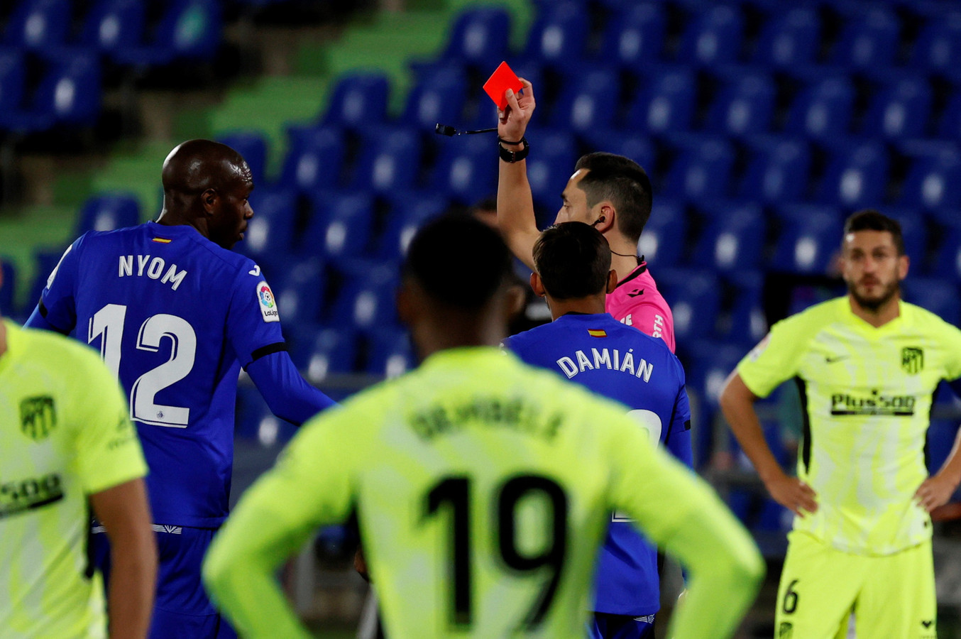 Kortsluiting! Smerige overtreding kost verdediger Getafe ‘donkerrood ...