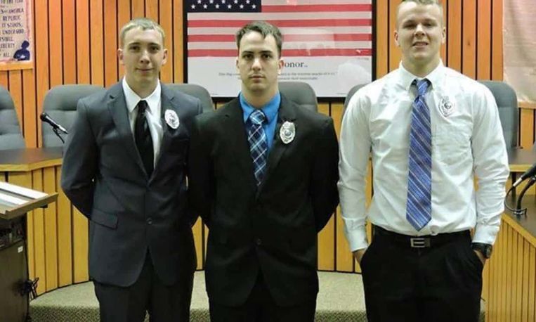 Amerikaanse politieman die ontslagen werd omdat hij niet op verdachte ...