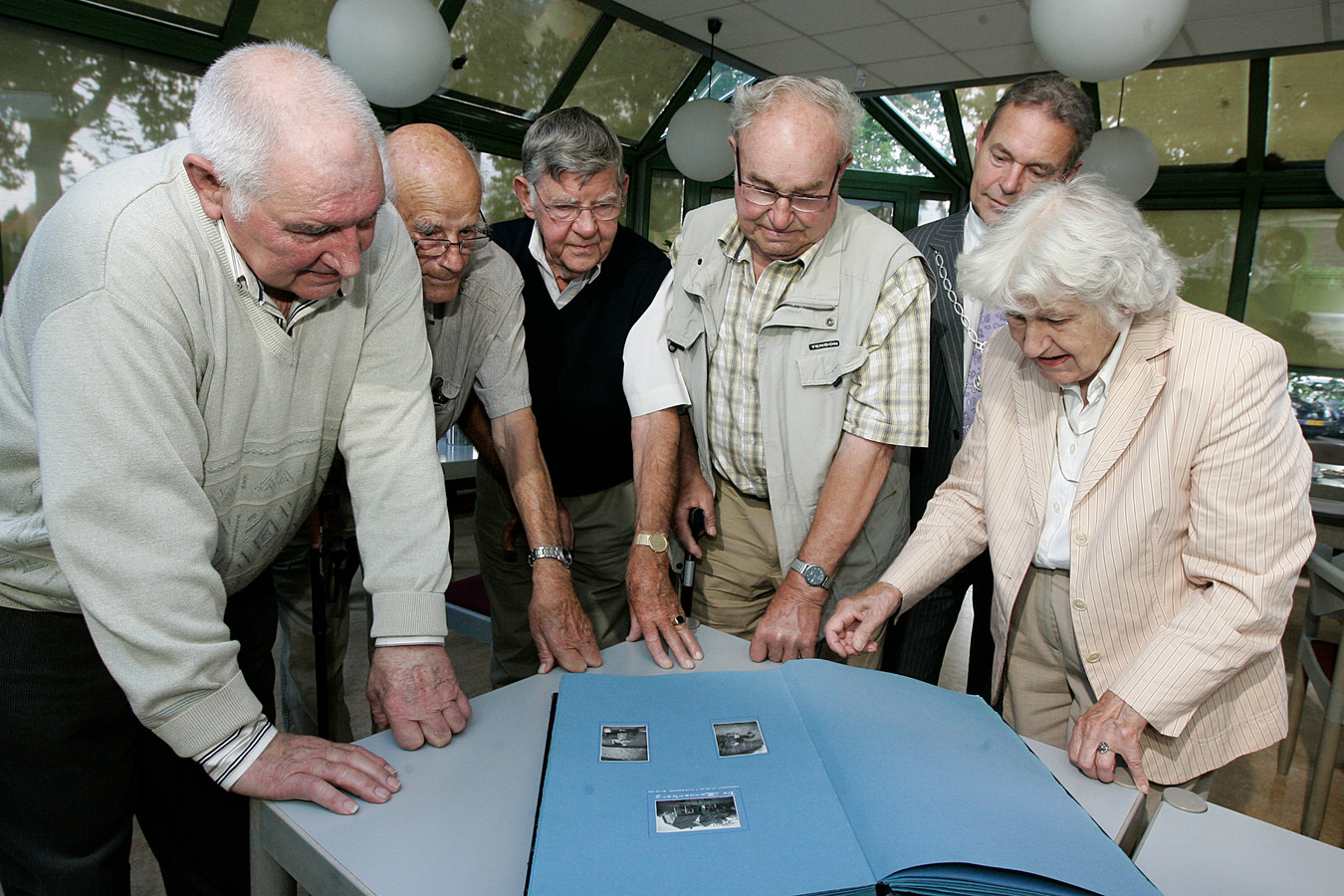 Het bizarre leven van Henk (95) uit Hardenberg: hoe een voetbalcarrière ...