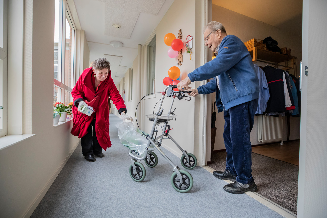 Meer buurtconciërges op komst in Deventer om kwetsbare ouderen te helpen | Foto | AD.nl