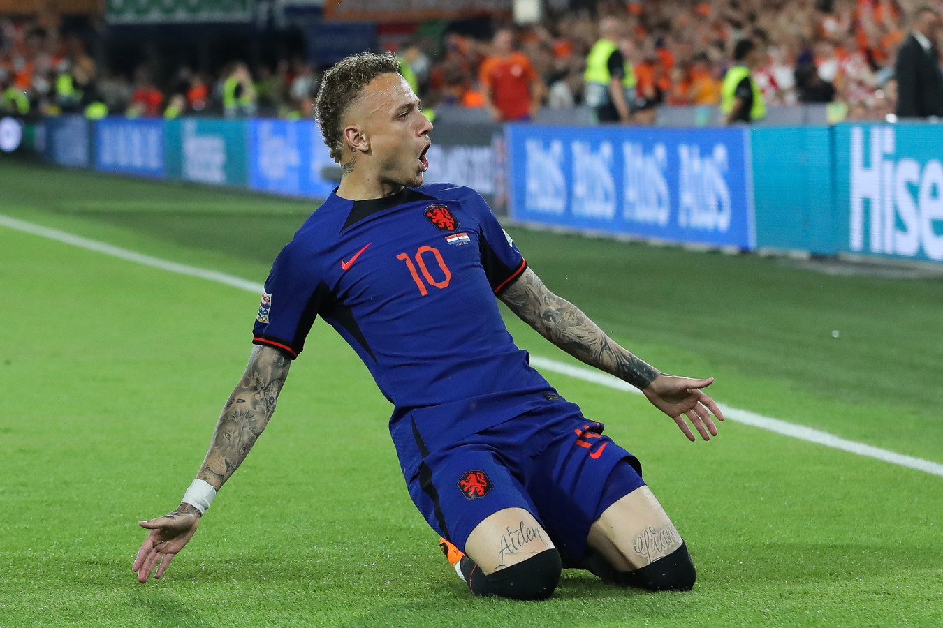 PSV pakt door en heeft de aanval snel compleet, maar er blijft ... PSV pakt door en heeft de aanval snel compleet, maar er blijft ...
