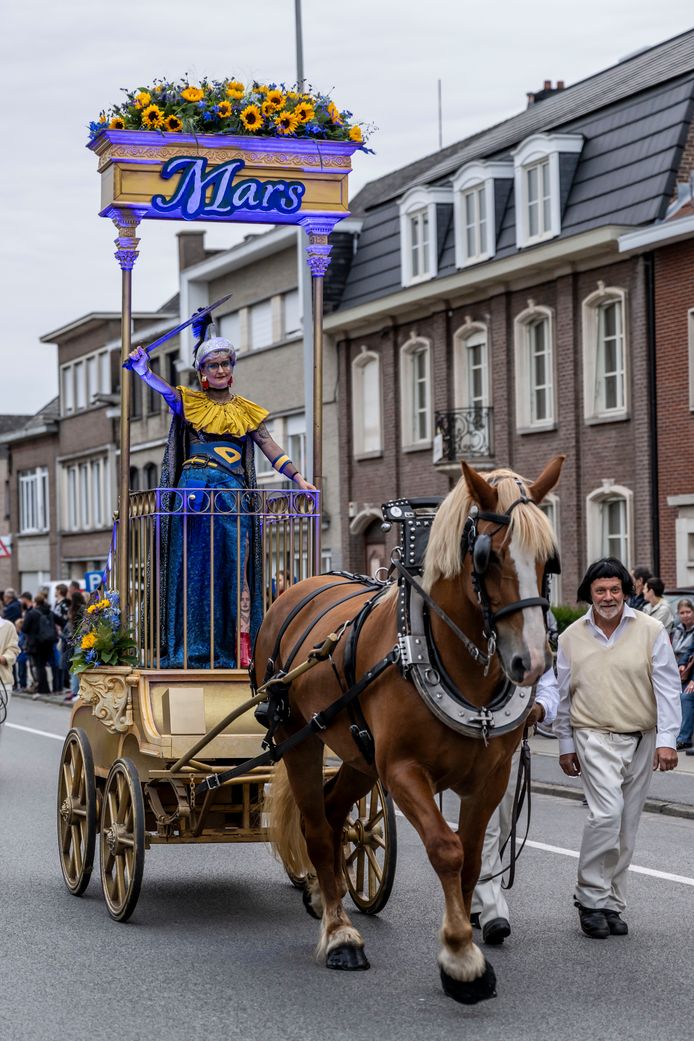 IN BEELD. Reuzenommegang Katuit bekoort met kermisnostalgie en ...