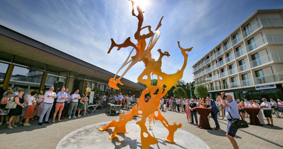 VIDEO. Gele strijder van Nick Ervinck bewaakt Boekenplein naast bib ...