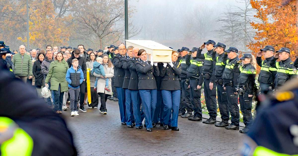 Indrukwekkende erehaag voor overleden wijkagente Kim (33): ‘Een ...