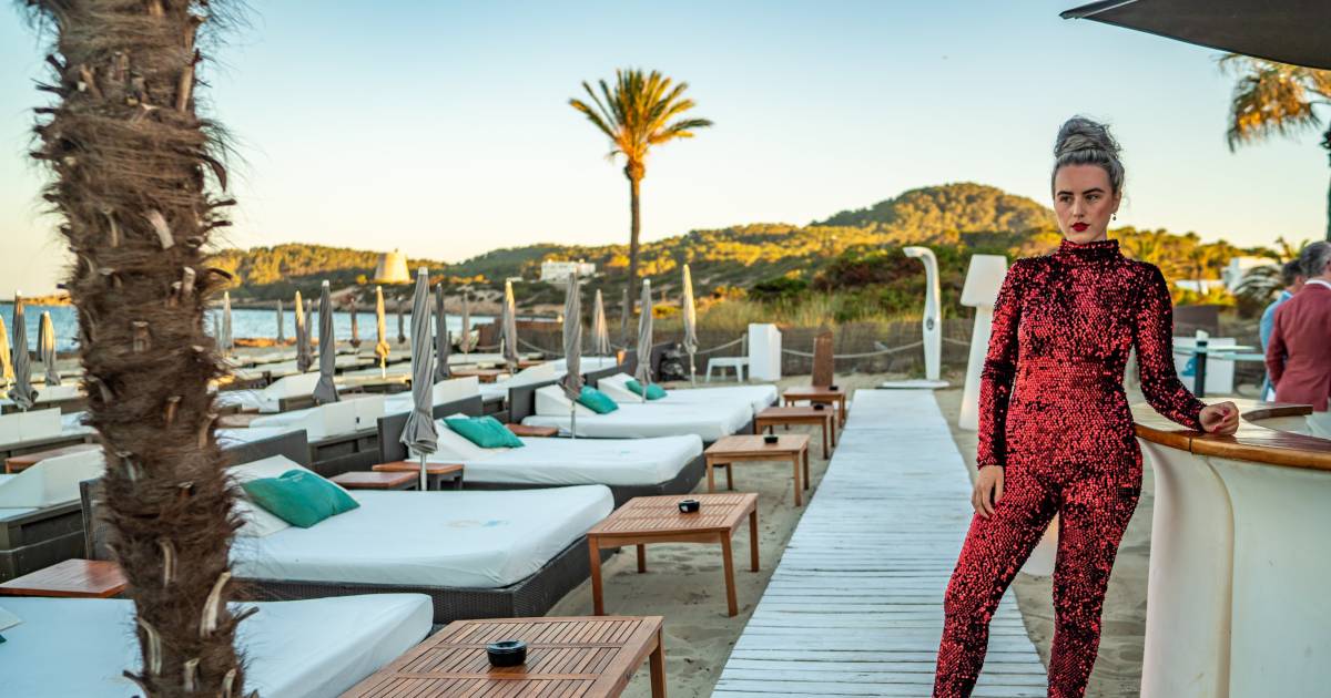 Net afgestudeerd verkoopt Isabelle (22) een jumpsuit voor 11.000 euro ...