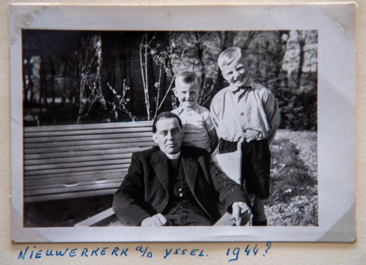 Na 75 jaar heeft Hans Kool (82) nog altijd vragen over bombardement op ...