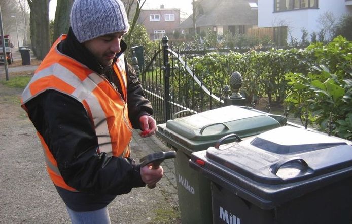Gemeente bespaart 80.000 euro door chip op afvalcontainer | Almelo ...
