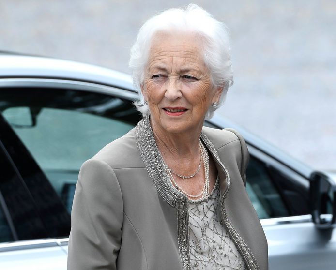 Koningin Paola komt opnieuw ten val en moet rusten | Royalty | hln.be