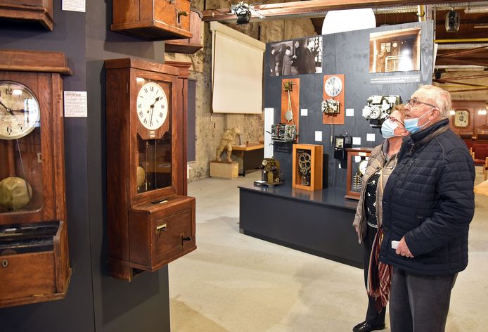 Zoals het klokje op het werk prikt.... unieke expositie van ruim 30 ...