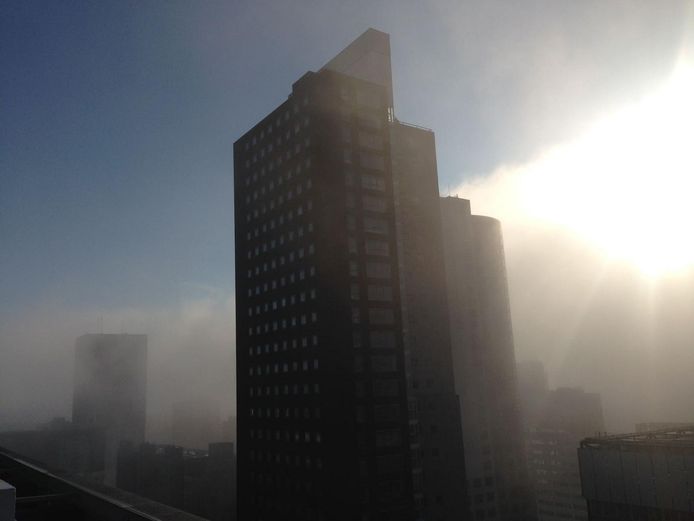 Rotterdam bijna onherkenbaar in de mist | Rotterdam | AD.nl