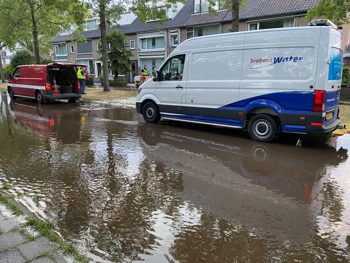 Wateroverlast in Breda door gesprongen waterleiding | Foto | AD.nl