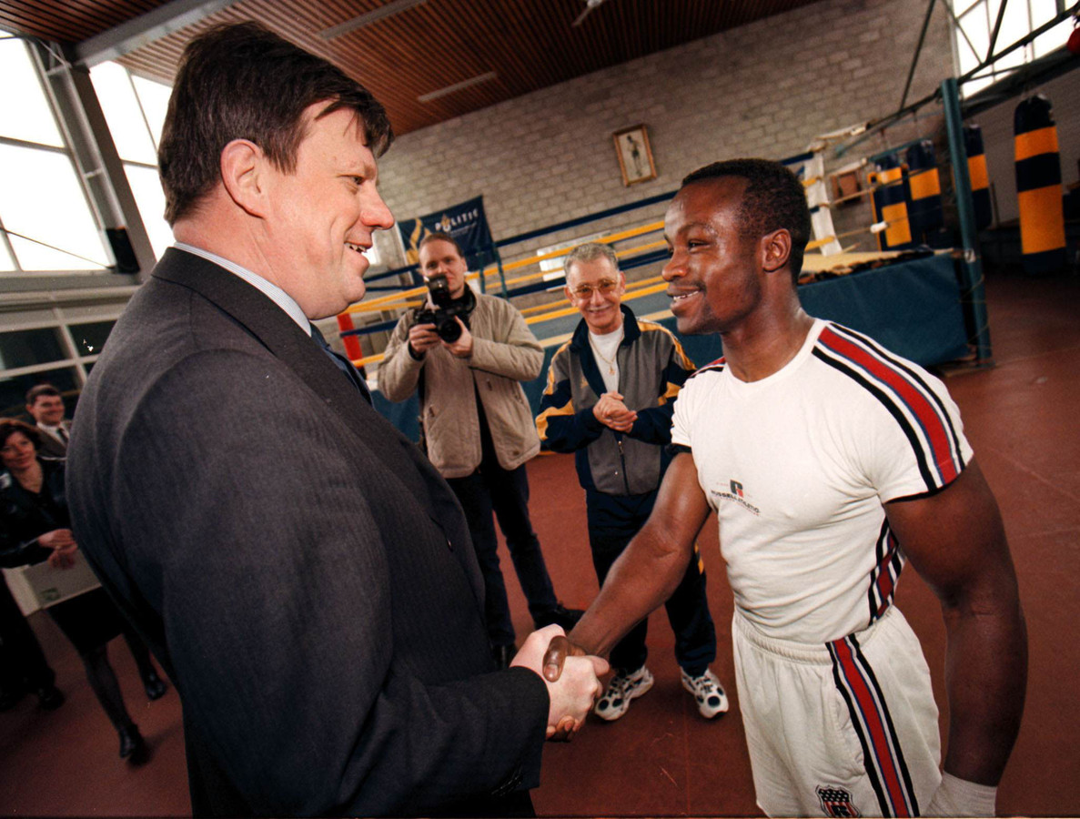 ‘Ome’ Jan (85) hielp Regilio Tuur met bokscarrière, nu dreigt hij levenswerk kwijt te raken ...