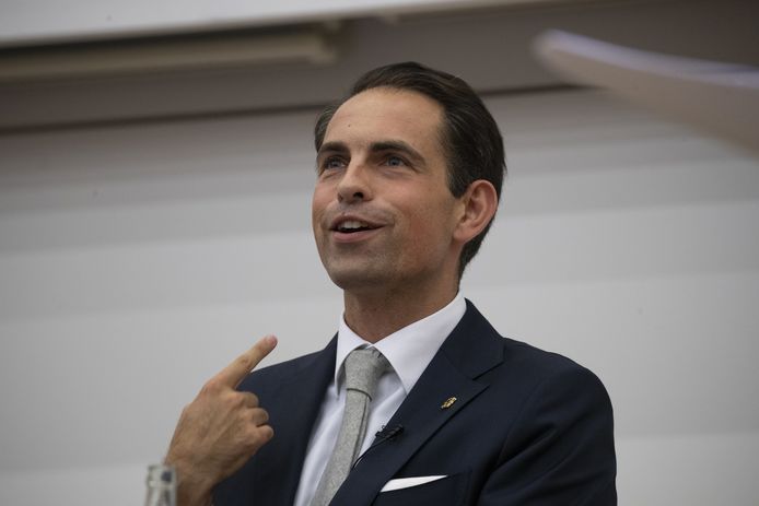 Tom Van Grieken réélu à la présidence du Vlaams Belang à 97,7% des voix ...