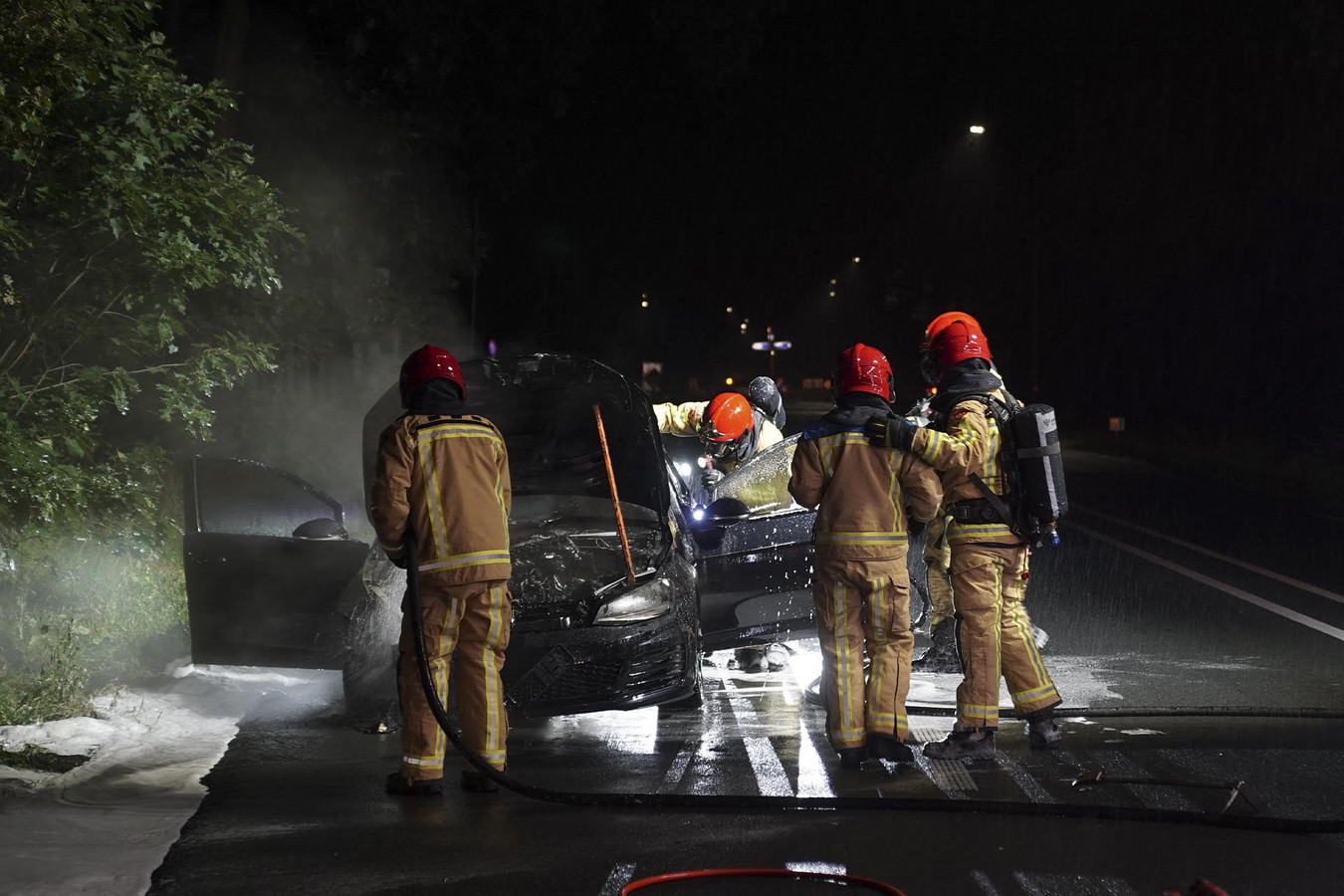 Auto vliegt in brand tijdens het rijden op de N69 bij Valkenswaard ...