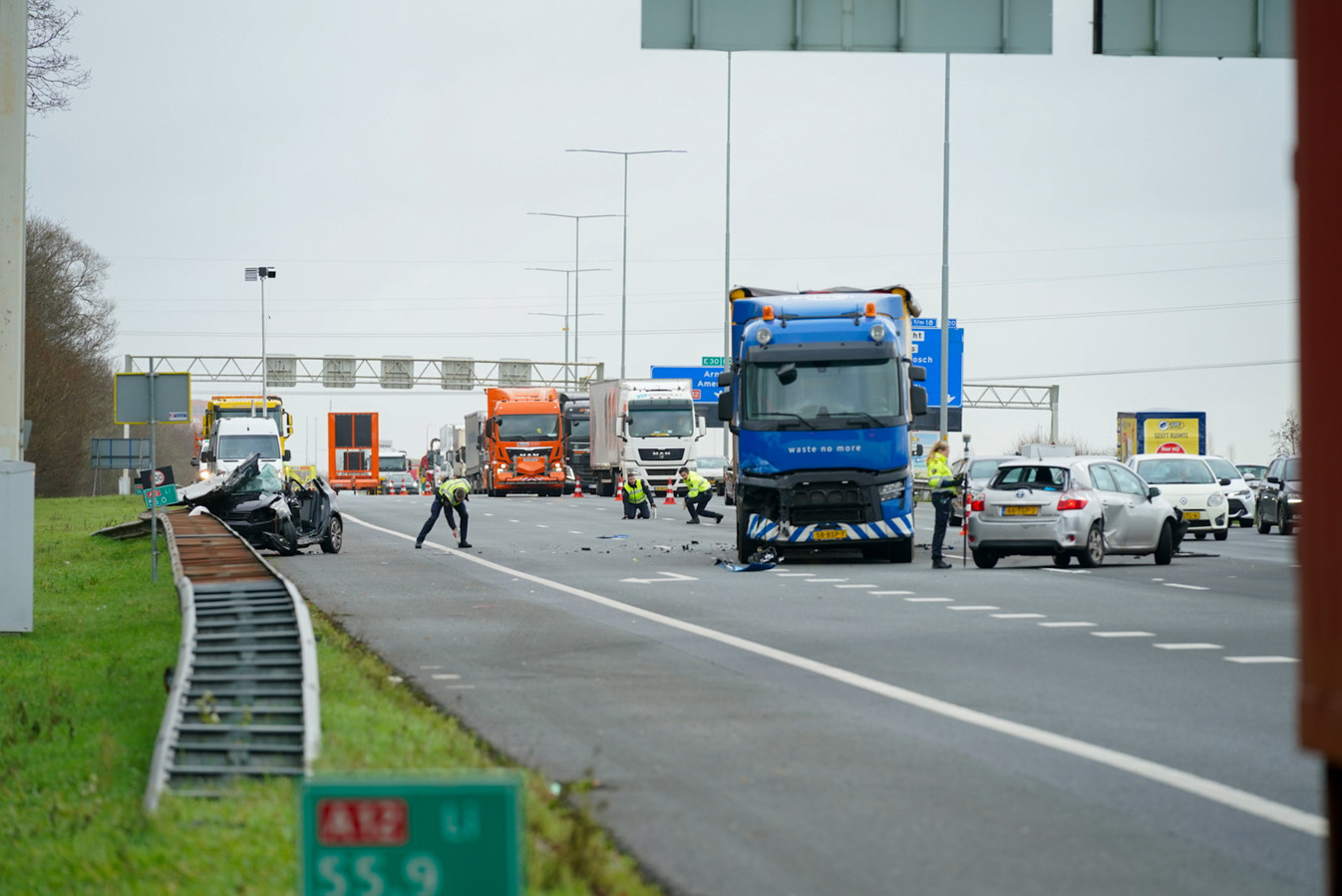 Tientallen bestuurders krijgen boete voor filmen ongeval op A12 | Foto | gelderlander.nl