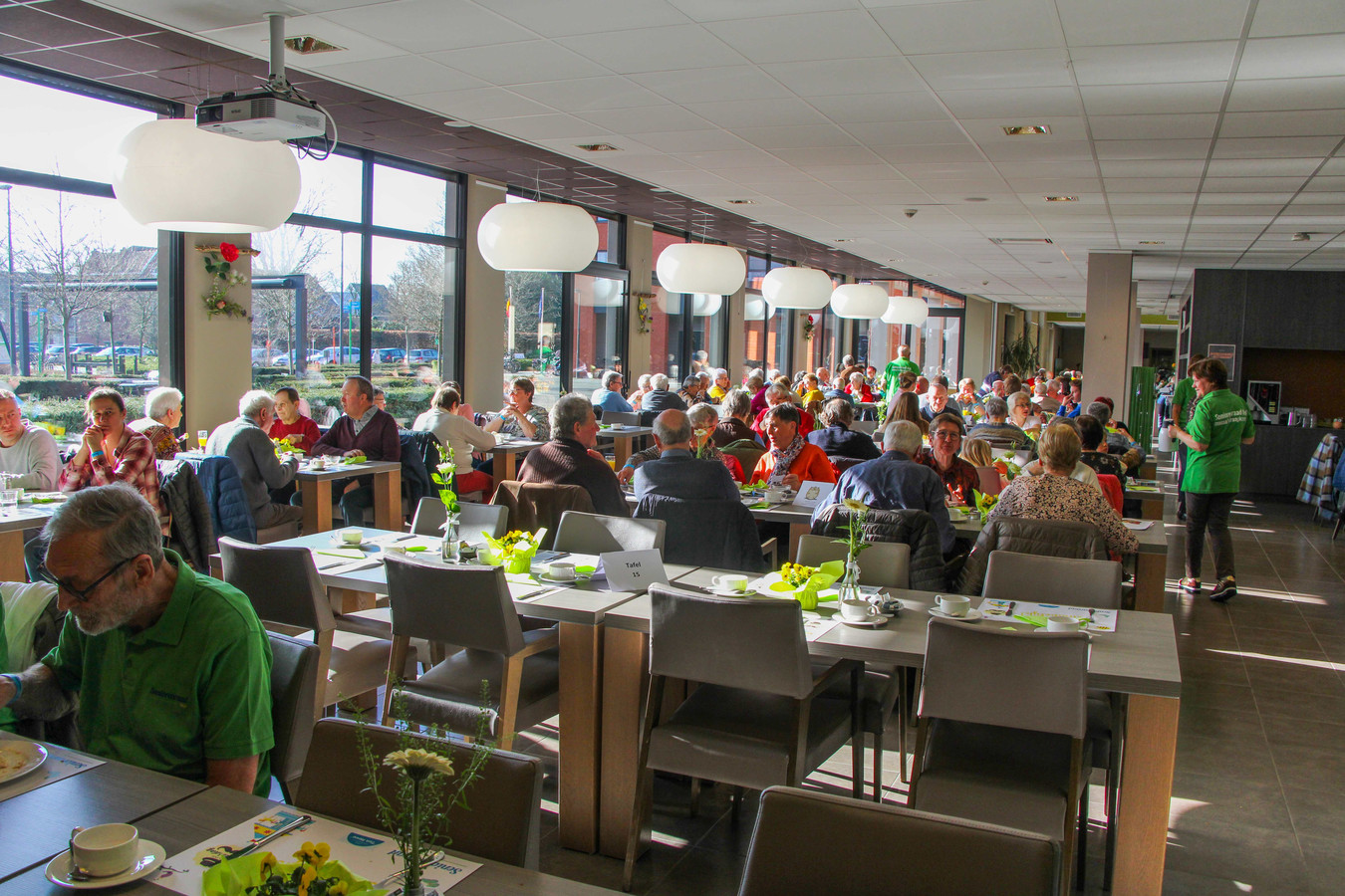 Meer dan 300 eters schuiven voetjes onder tafel voor lenteontbijt ...