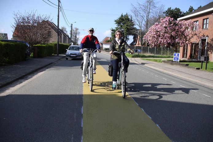 Gele fietsstrook ligt er al (nu rijweg in Dr. Peetersstraat nog ...
