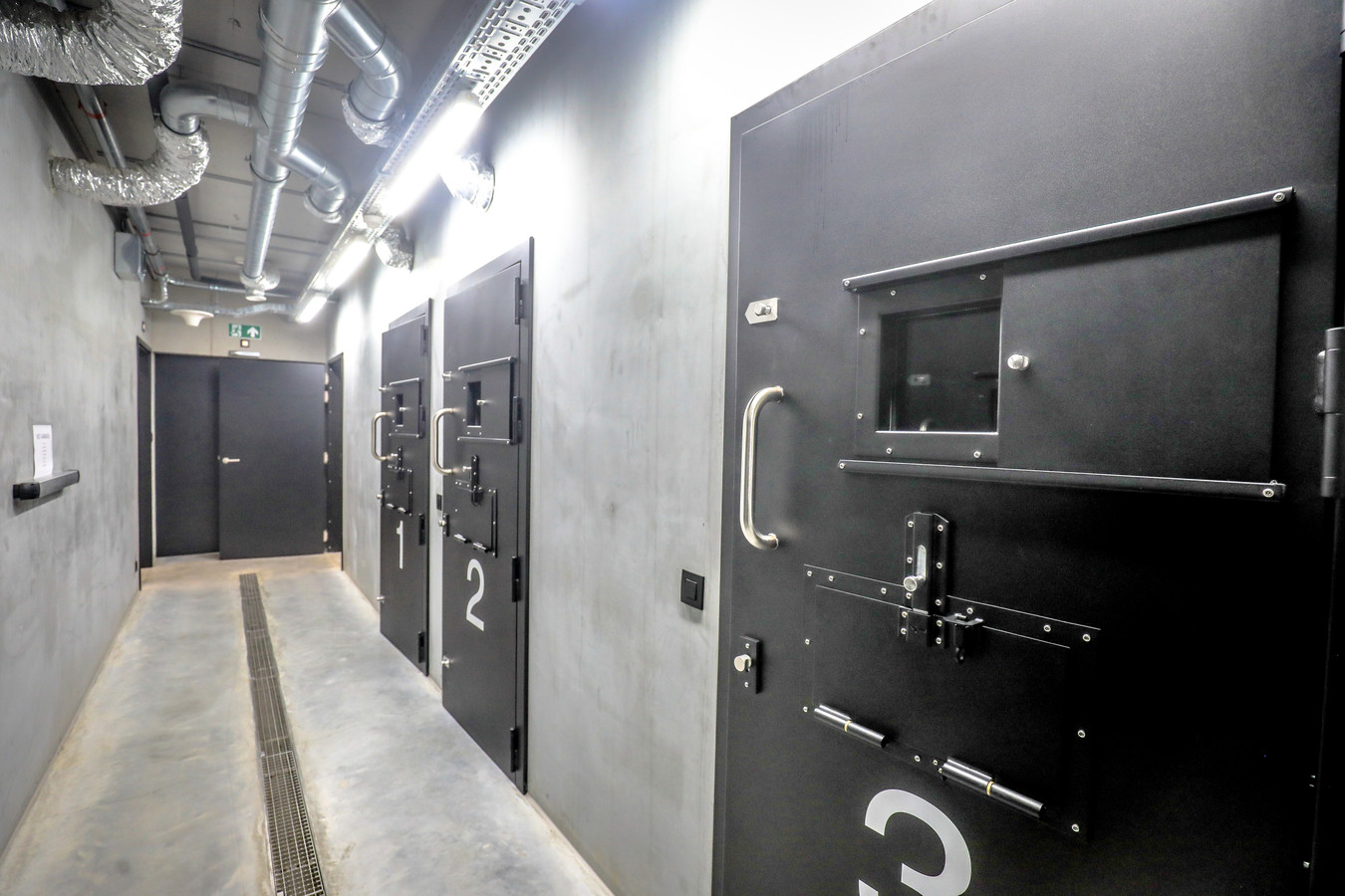 Modern cellencomplex, ruime bureaus en een commandocentrum: politiezone ...