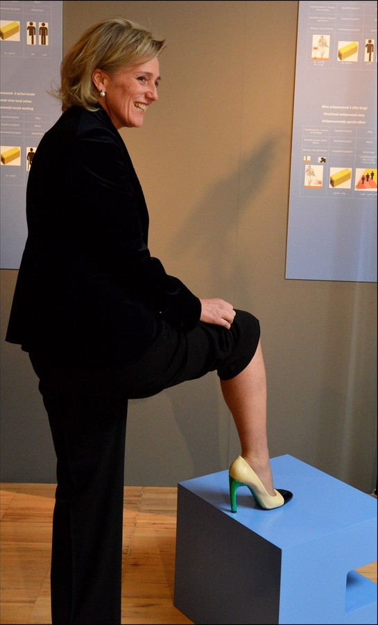 La princesse Astrid dévoile sa jambe contre les mines | Foto | 7sur7.be