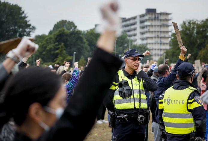 Racisme-protest raakt gevoelige snaar bij politie Oost-Nederland: 'We ...