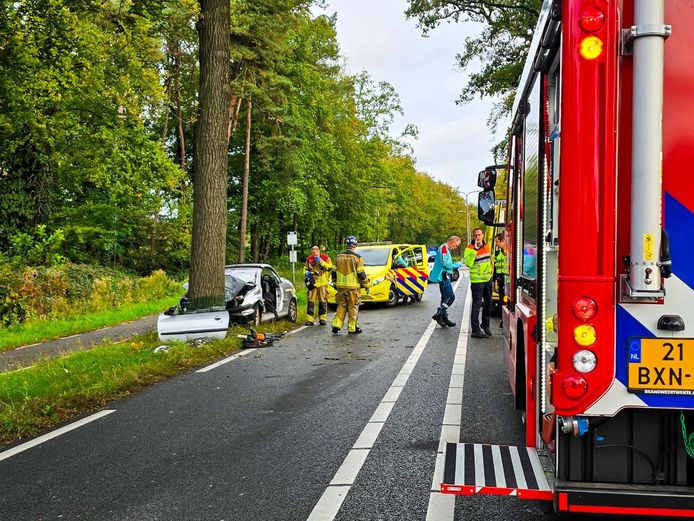 Auto botst frontaal op boom op de N733 bij Enschede | 112 nieuws Enschede | tubantia.nl