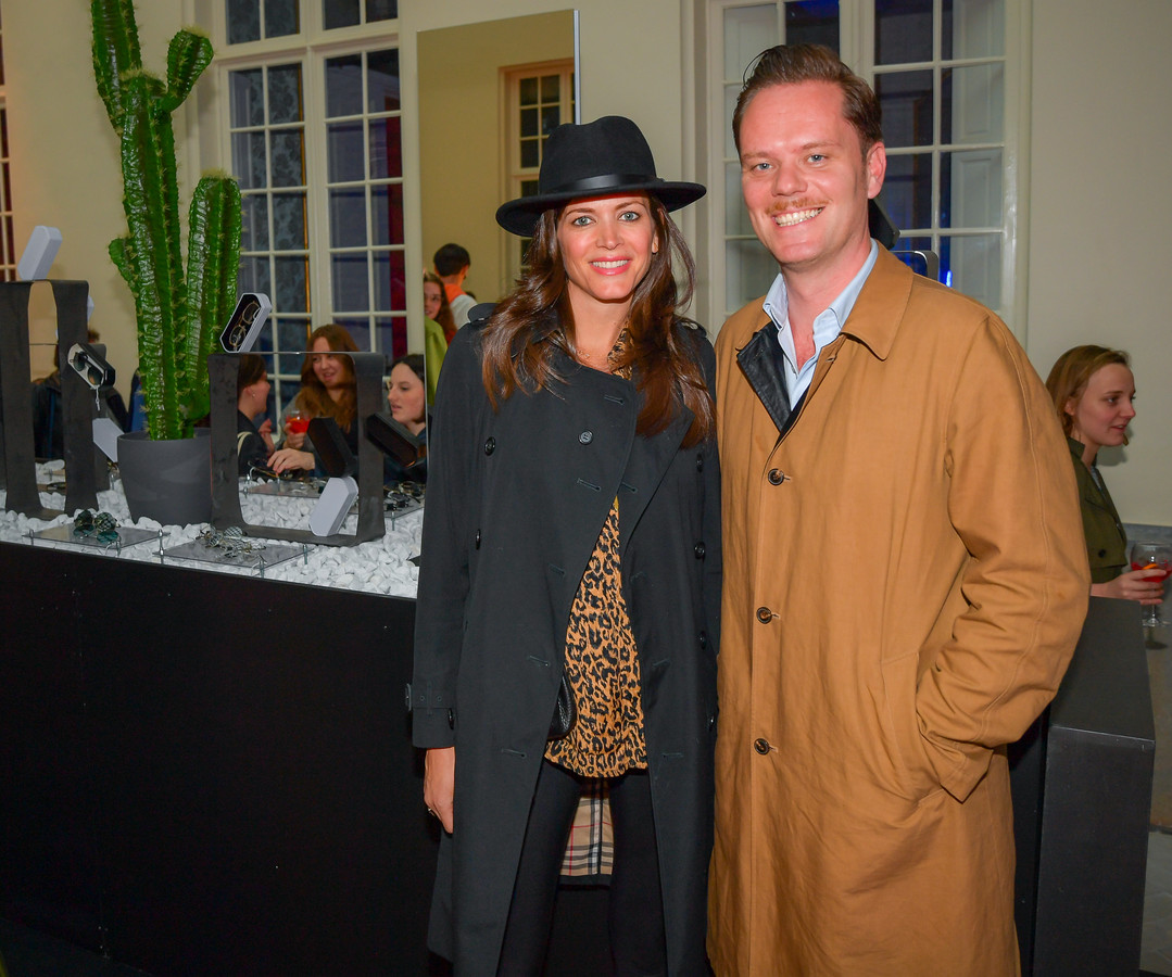 IN BEELD. Half BV-land is wandelend reclamebord voor brillen Eline De ...