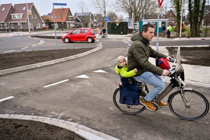 Luid toeterend over de nieuwe rotonde in Haaksbergen: ‘Die is blij ...