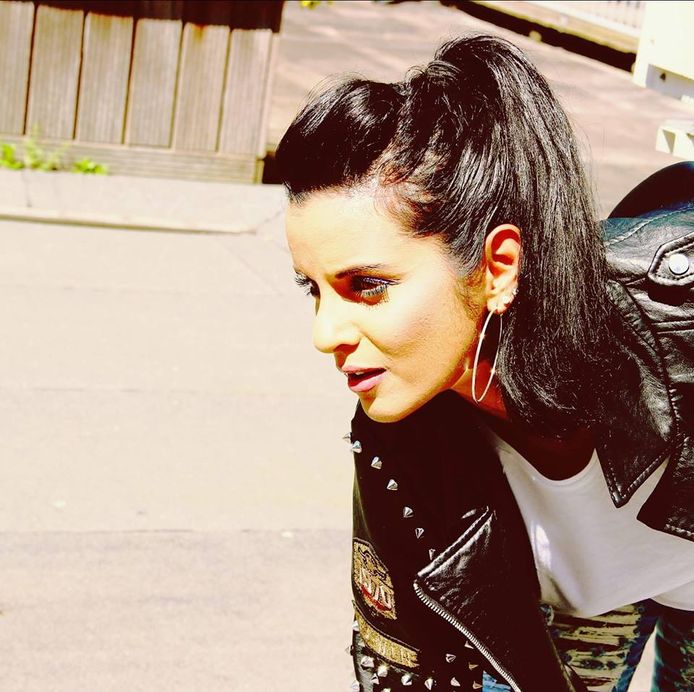 Haagse zangeres Ashni verovert eerste plek op Poolse hitlijst | Den ...