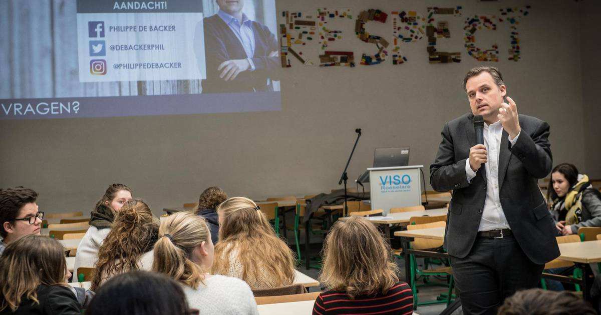 Staatssecretaris De Backer voor de klas in VISO | Roeselare | hln.be