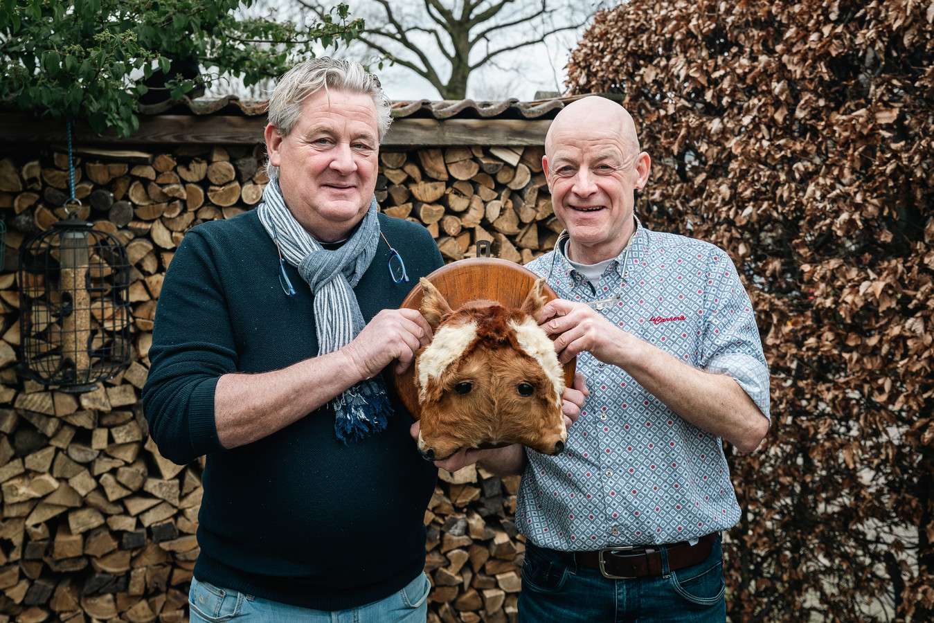 Een levend kalfje met twee gezichten, dat roept bij slagersfamilie ...