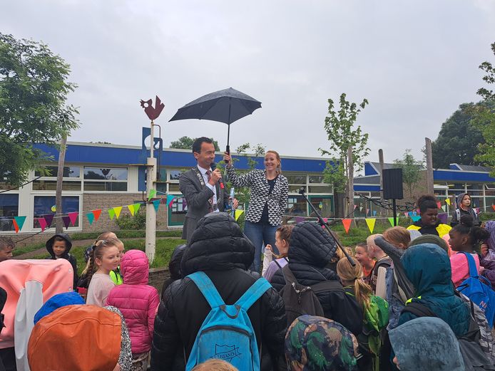 Een vriendschapsboom, een nieuw koningspaar en een 50-jarige school ...