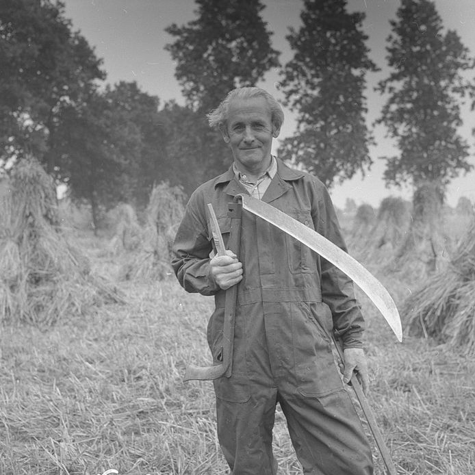 De man met de zeis staat vrolijk te lachen: wie is deze meneer ...