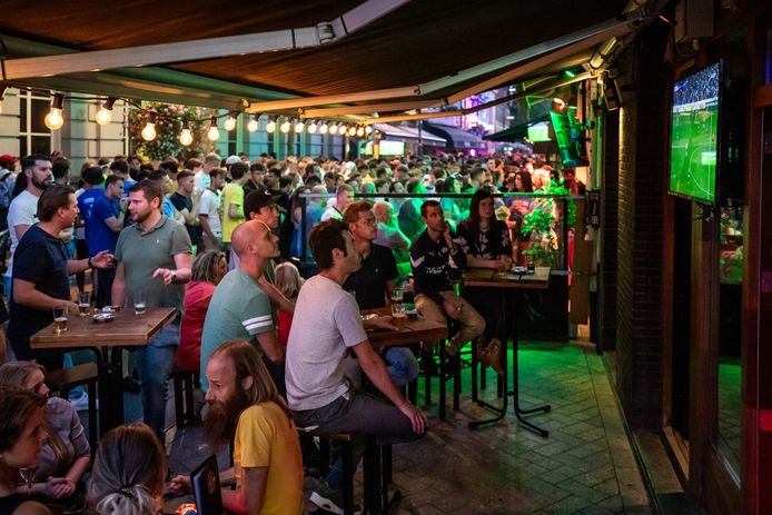 Supporters en studenten op het Stratumseind maken er een feestje van ...