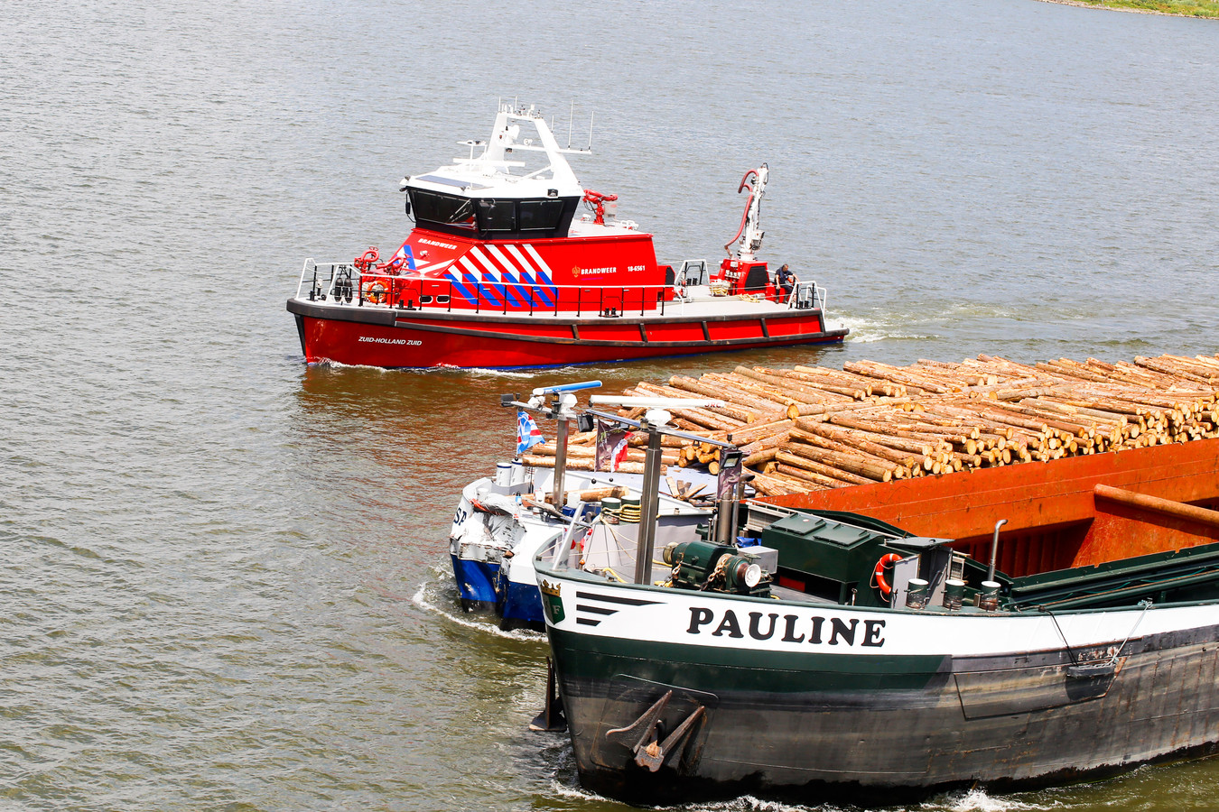 Twee schepen botsen op elkaar op Nieuwe Merwede, hulpdiensten rukken ...