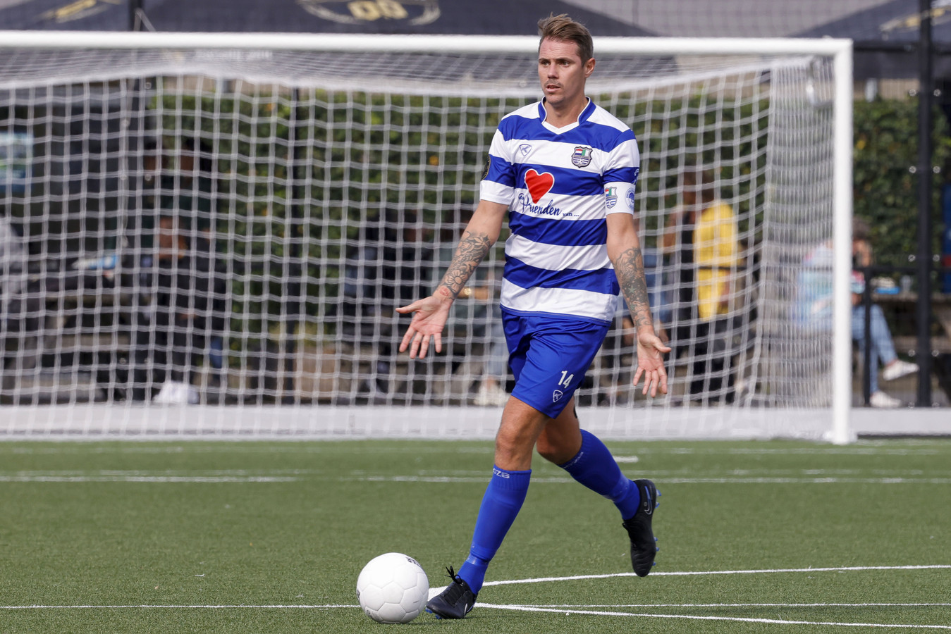 Scheids­rech­ter de gebeten hond en 41-jarige scoort wondergoal: lees ...