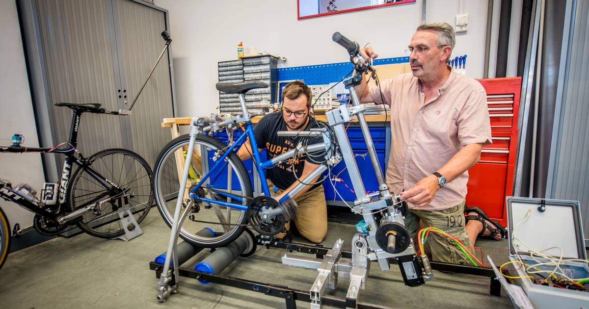 Kijk, zonder handen: nieuwe uitvinding houdt fiets(er) overeind ...