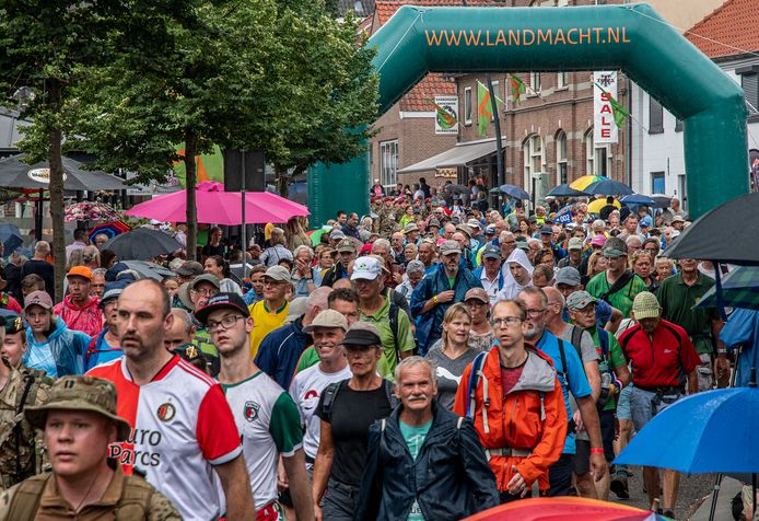 23 lopers gediskwalificeerd, 1530 uitvallers op dag 2 van Vierdaagse: morgen gladiolen (en ...