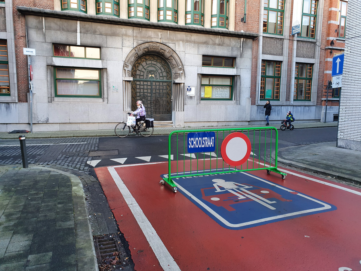 Rijverbod voor moeder die foutgeparkeerde auto aan schoolpoort niet wil verplaatsen: “Kinderen ...