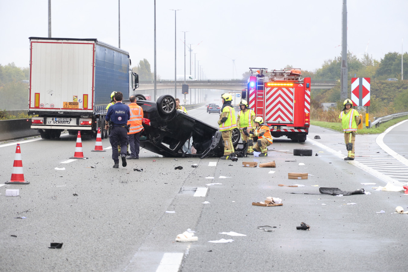 Bestuurster gewond nadat ze met auto over de kop gaat op E17 | Foto ... Bestuurster gewond nadat ze met auto over de kop gaat op E17 | Foto ...