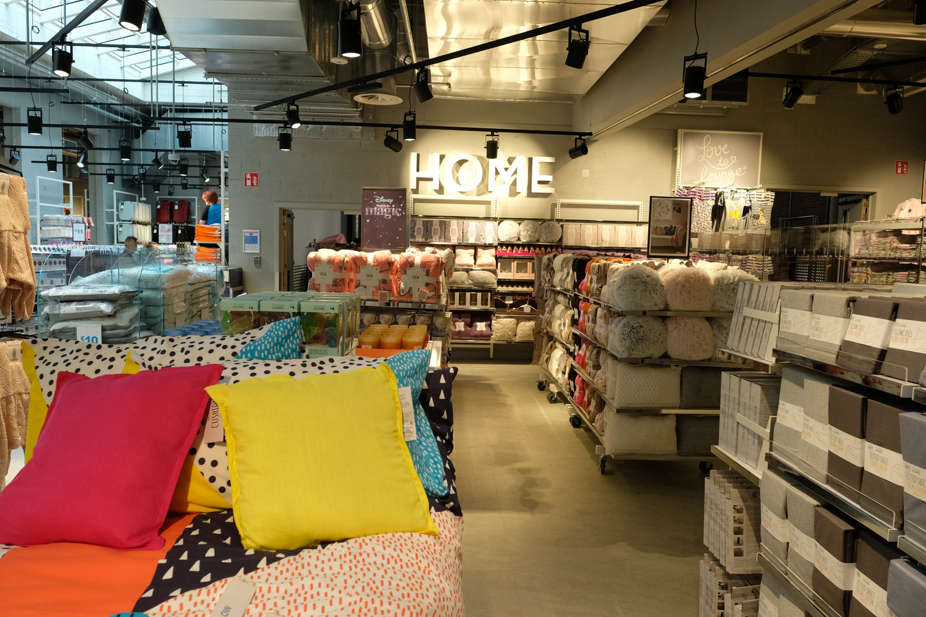 Primark Antwerpen maakt zich op voor stormloop, wij gingen al eens ...