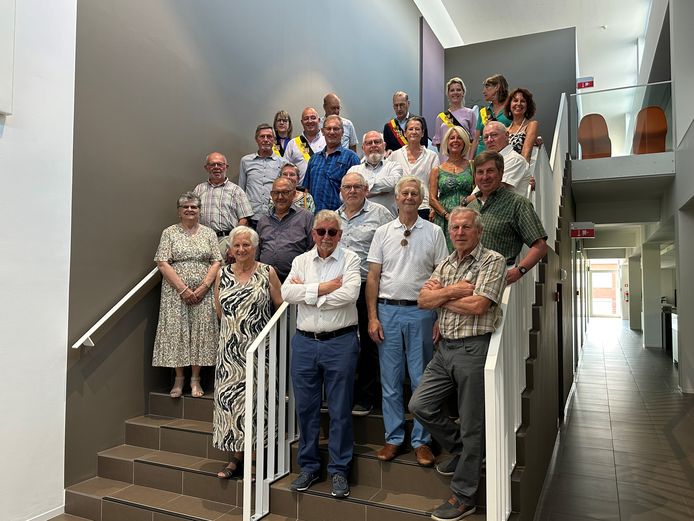 70-jarigen Oosteeklo ontvangen op gemeentehuis | Assenede | hln.be