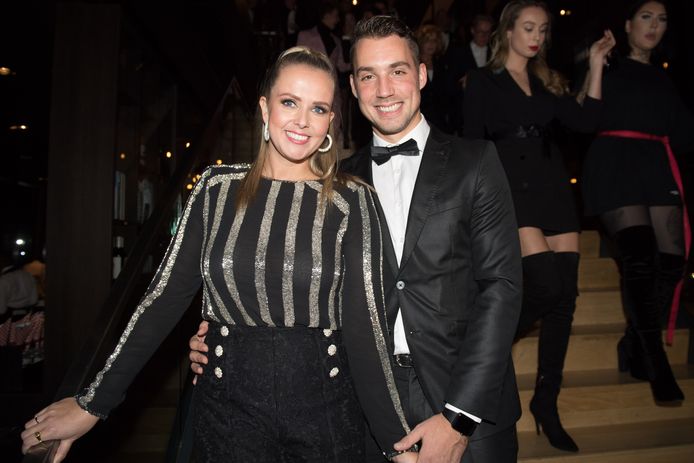 Monique Smit 'gebaart' dat ze weer zwanger is | Show | AD.nl