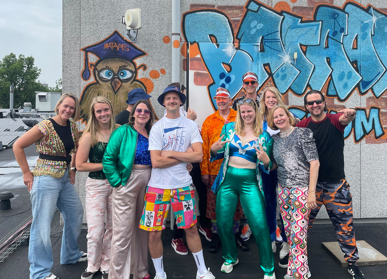 Docenten Bataafs Lyceum in Hengelo brengen ode aan eindexamenleerlingen ...