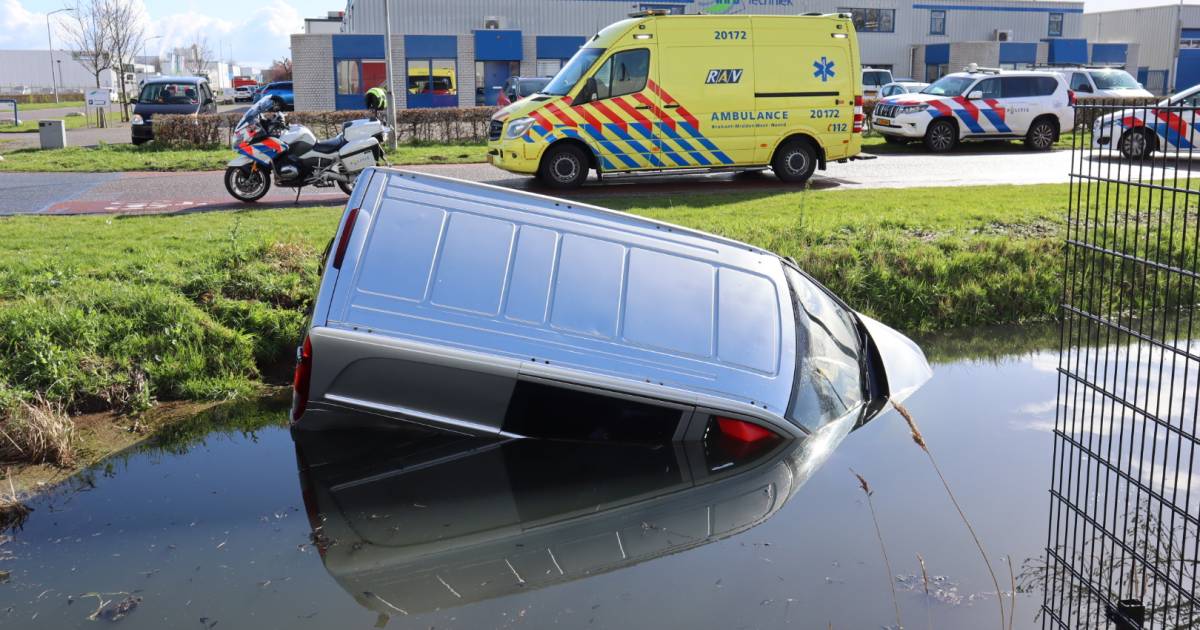 Tilburger (60) zwaargewond bij botsing tussen auto en bestelbus in Waalwijk, bestelbus belandt ...