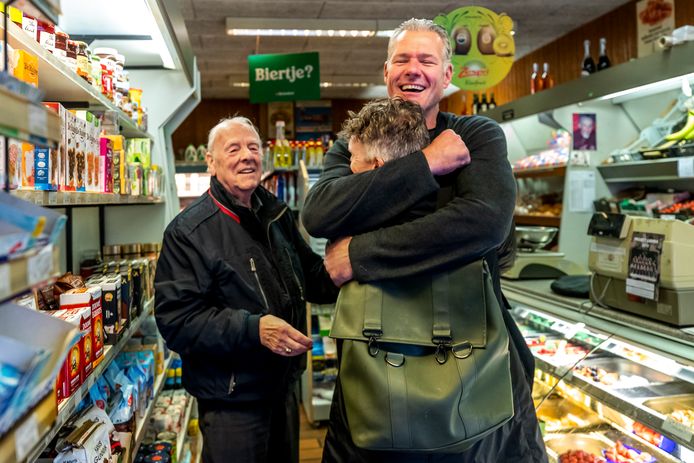 Na 89 jaar moet Richard de ouderwetse buurtsuper van zijn familie ...