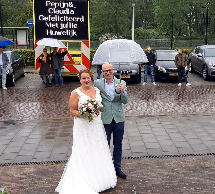 Collega niet feliciteren met huwelijk? Zij doen het tóch: met een groot ...